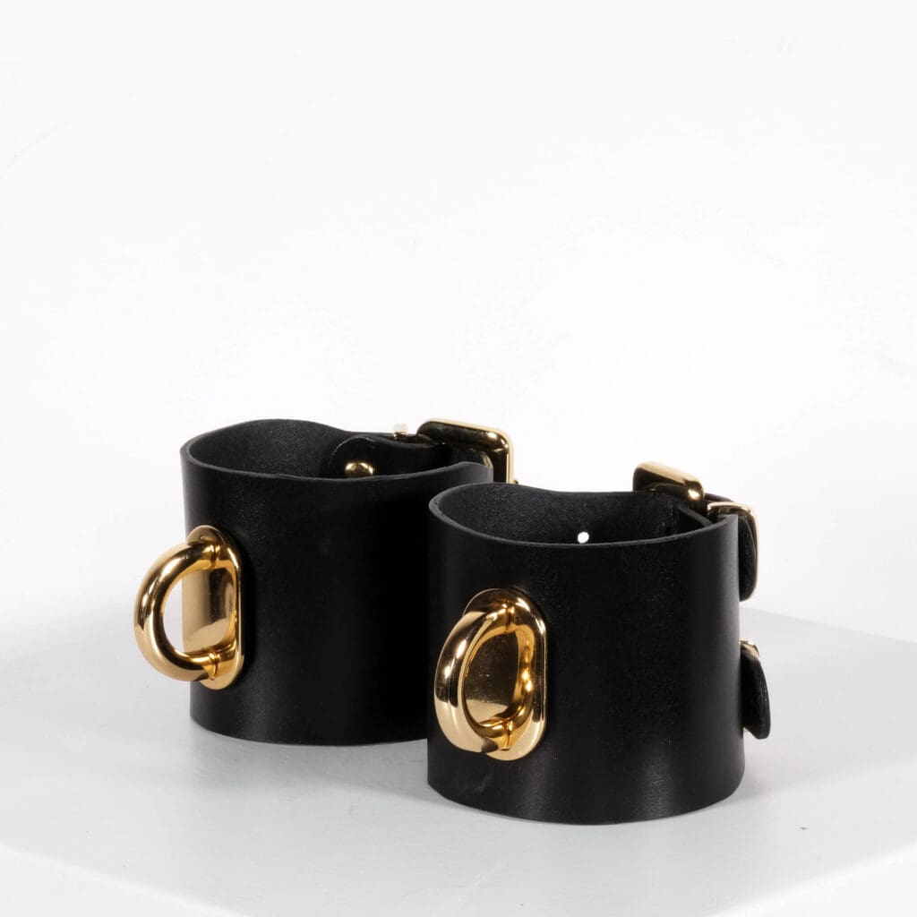 Elif Domanic | Kia Handcuffs | Design Handcuffs | Gold